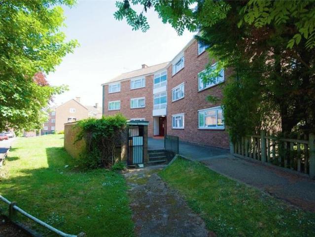 2 bedroom flat for sale in Brading Crescent, Wanstead, London.