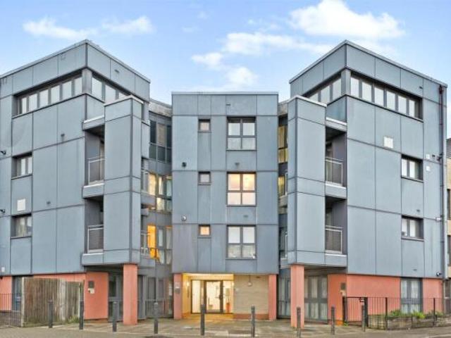 2 bedroom flat for sale in Bramley Crescent, Ilford, IG2