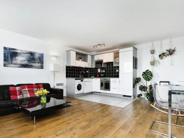 2 Bedroom Flat For Sale In Brentwood, Essex