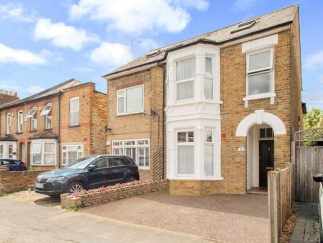 2 bedroom flat for sale in Bridge Road, Uxbridge, UB8