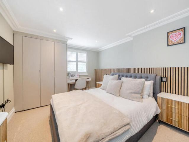 2 bedroom flat for sale in Bridgeman Road, Teddington, TW11