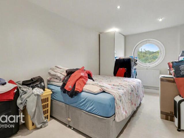 2 bedroom flat for sale in Brighton Road, Purley, CR8