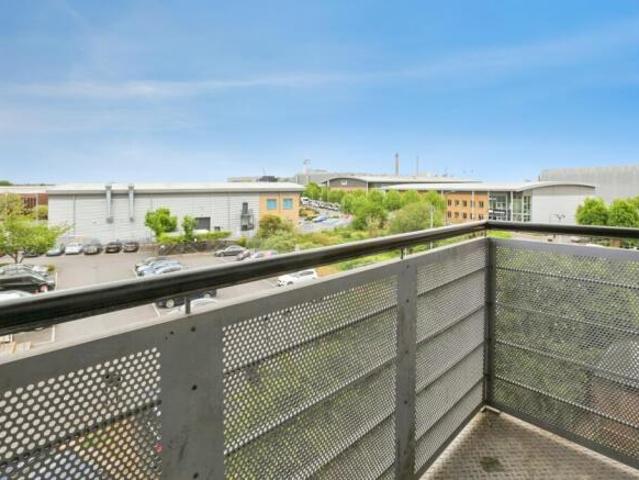 2 bedroom flat for sale in Buckingham Avenue, Slough, SL1