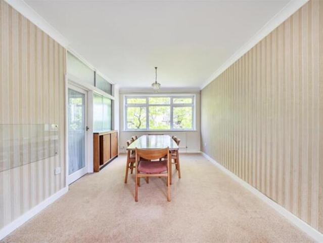 2 bedroom flat for sale in Buckingham Close, Guildford, GU1