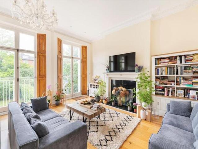 2 bedroom flat for sale in Buckland Crescent, London, NW3