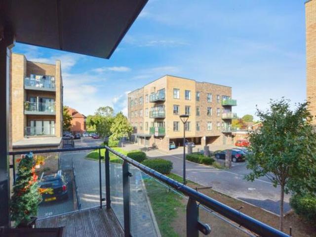 2 bedroom flat for sale in Bucknall Place, Watford, WD19