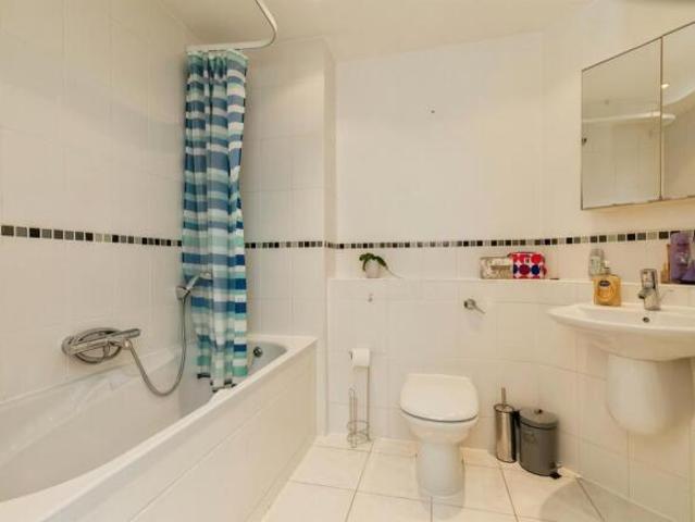 2 bedroom flat for sale in Burton Court, Bristol, BS8