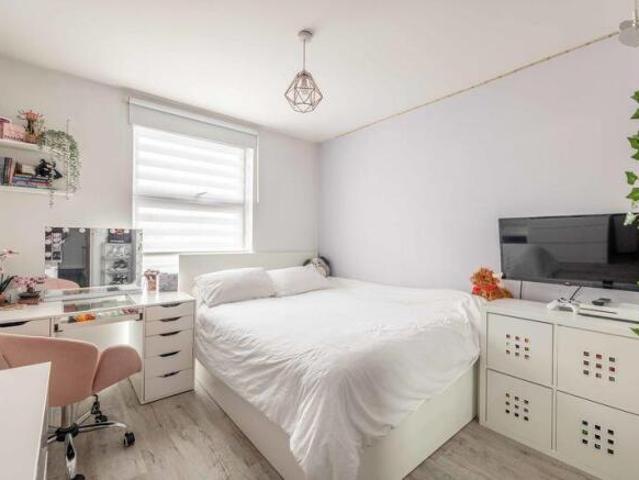 2 bedroom flat for sale in Burlington Road, Slough, SL1