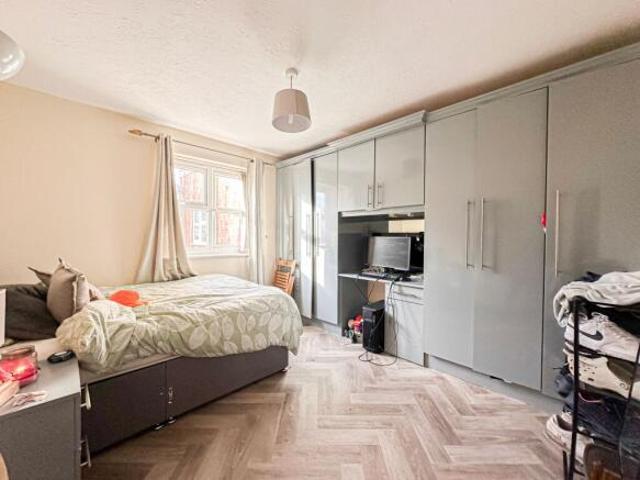 2 bedroom flat for sale in Burroughs Gardens, Kingsway Court, L3