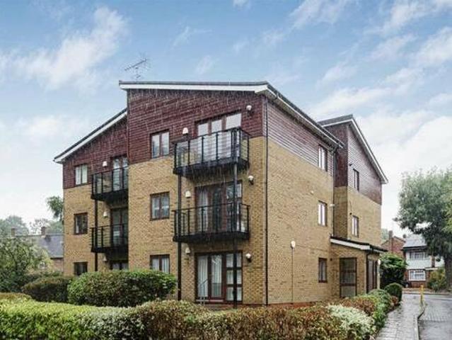 2 bedroom flat for sale in Bycullah Avenue Enfield EN2
