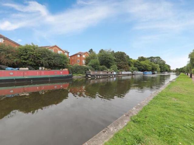 2 bedroom flat for sale in Byewaters, Watford, WD18