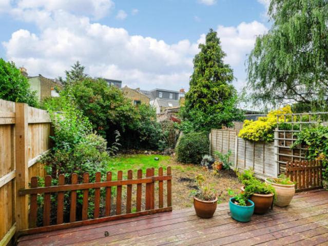 2 bedroom flat for sale in Cambridge Road, Wanstead, E11