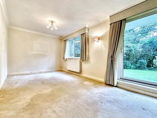 2 bedroom flat for sale in Canford Cliffs, BH13