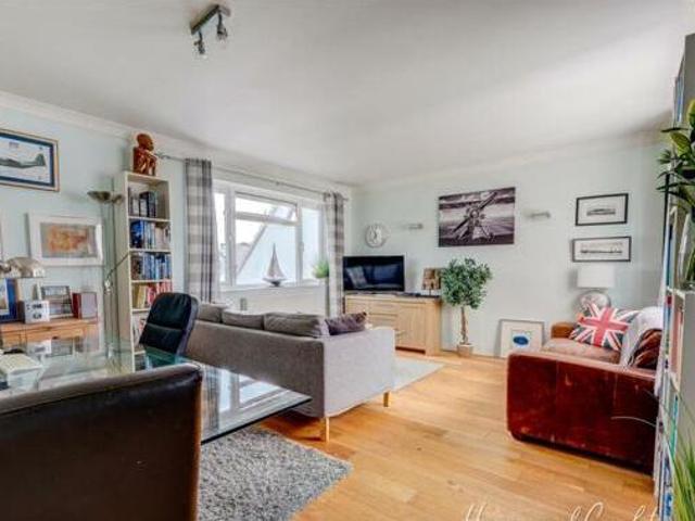 2 Bedroom Flat For Sale In Cardiff Road, Llandaff