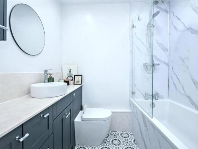 2 bedroom flat for sale in Carew Road, Eastbourne, BN21