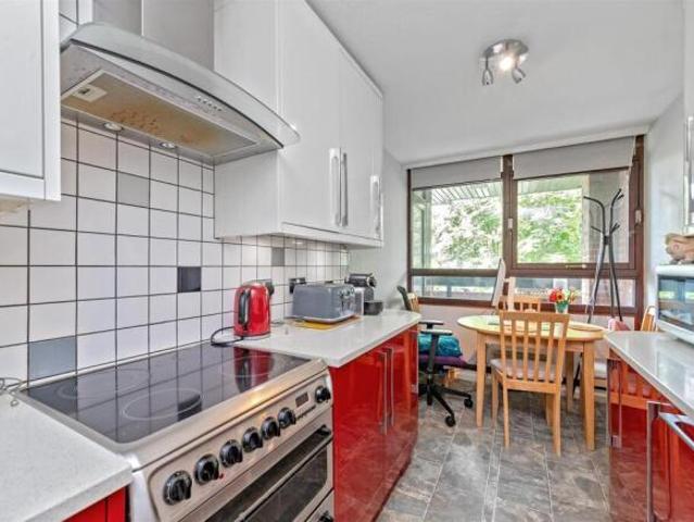 2 bedroom flat for sale in Carlisle Avenue, St. Albans, AL3