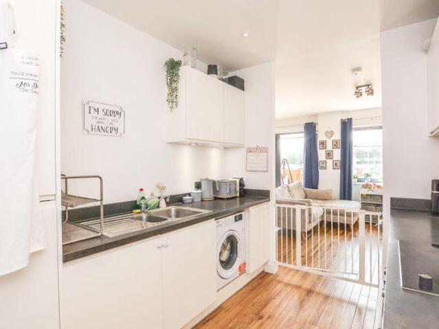 2 bedroom flat for sale in Carnarvon Road, Southend On Sea, SS2