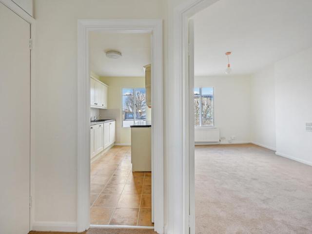 2 bedroom flat for sale in Cathnor Road, London, W12