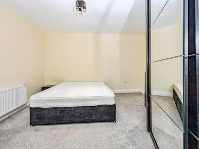 2 bedroom flat for sale in Catsbrook Road, Luton, LU3