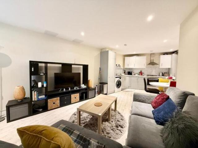2 bedroom flat for sale in Catsbrook Road, Peddars Court, LU3