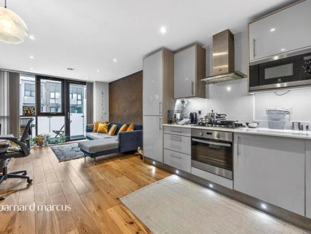 2 bedroom flat for sale in Cavalier Close, Wallington, SM6
