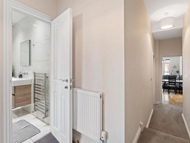 2 bedroom flat for sale in Cavendish Road, London, SW12