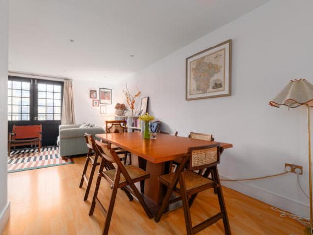 2 bedroom flat for sale in Cayenne Court, London, SE1
