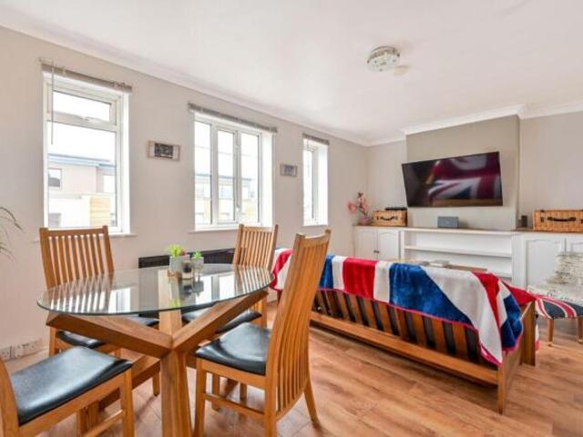 2 bedroom flat for sale in Central Parade, St Marks Hill, Surbiton, KT6