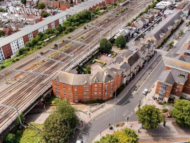 2 bedroom flat for sale in Century Court, Taffs Mead Embankment, CF11