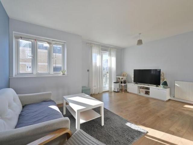 2 bedroom flat for sale in Cezanne Road, Watford, WD25