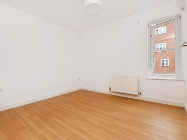 2 bedroom flat for sale in Chatham Way, Brentwood, Essex, CM14