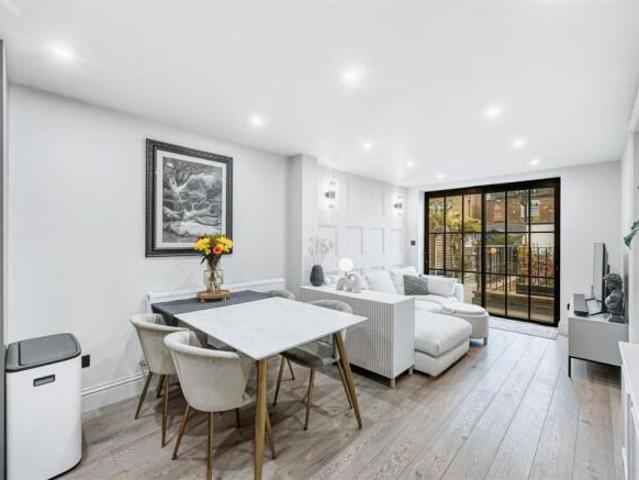 2 bedroom flat for sale in Chaucer Road, Poets Corner, W3