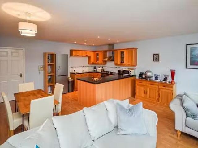 2 Bedroom Flat For Sale In Chaloner Grove, Wakefield, WF1
