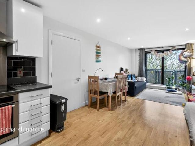 2 bedroom flat for sale in Chapter Way, London, SW19