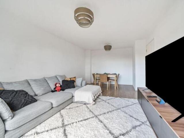 2 bedroom flat for sale in Charlton Road, Charlton, London, SE7