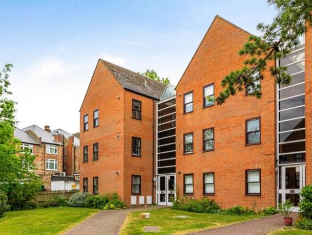 2 bedroom flat for sale in Chase Court Gardens, Enfield, EN2