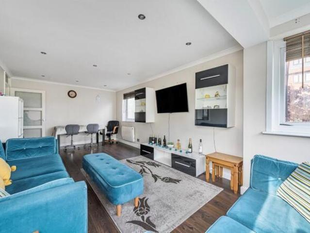 2 bedroom flat for sale in Chase Road, London, N14