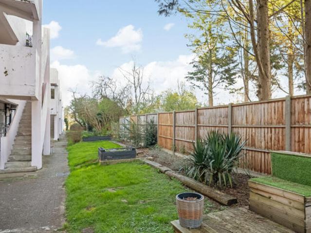 2 bedroom flat for sale in Chinbrook Road, London, SE12