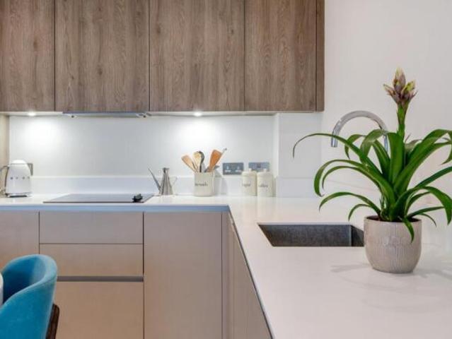 2 bedroom flat for sale in Chiswick High Road, Chiswick, London, W4