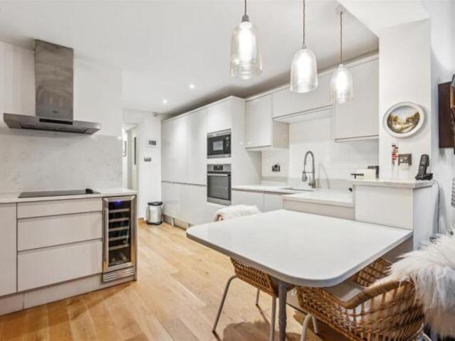 2 bedroom flat for sale in Chiswick High Road, London, W4