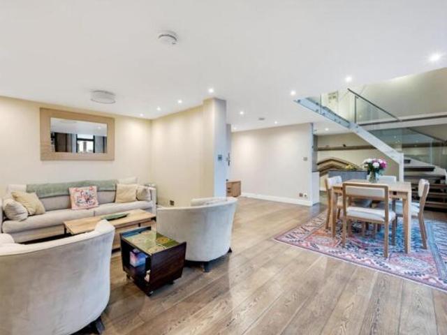2 bedroom flat for sale in Christchurch, Kew Road, Richmond, TW9