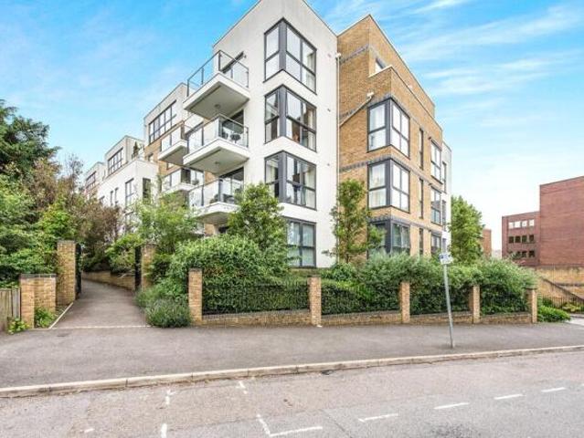 2 bedroom flat for sale in Church Hill Road, Surbiton, Surrey, KT6