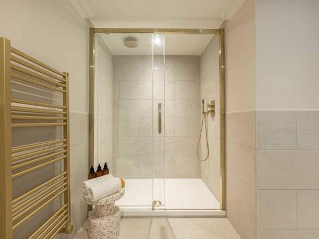 2 bedroom flat for sale in Church Street, Isleworth, TW7