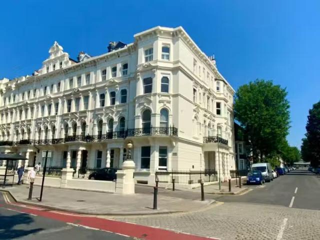 2 bedroom flat for sale in Church Road, Hove, BN3