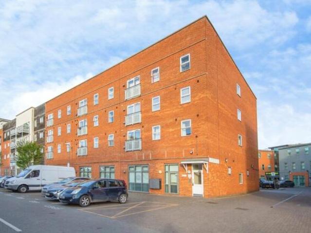 2 bedroom flat for sale in Compair Crescent, Ipswich, Suffolk, IP2