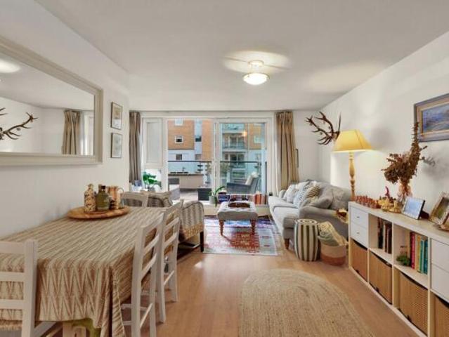 2 bedroom flat for sale in Compass House, Smugglers Way, SW18