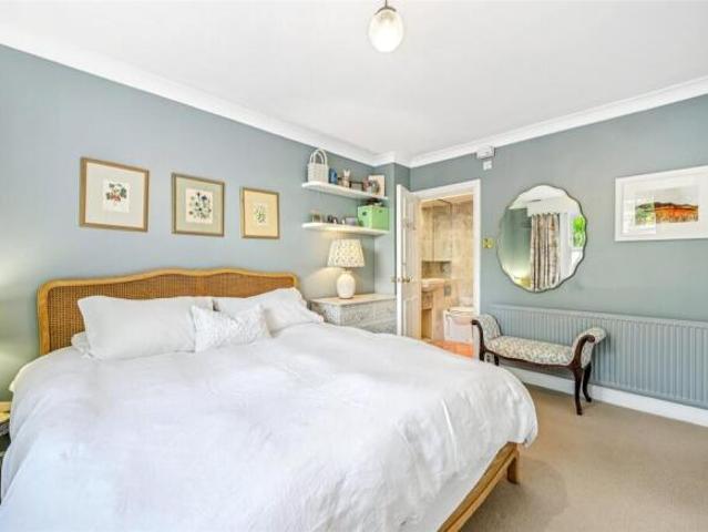2 bedroom flat for sale in Coningham Road, London, W12