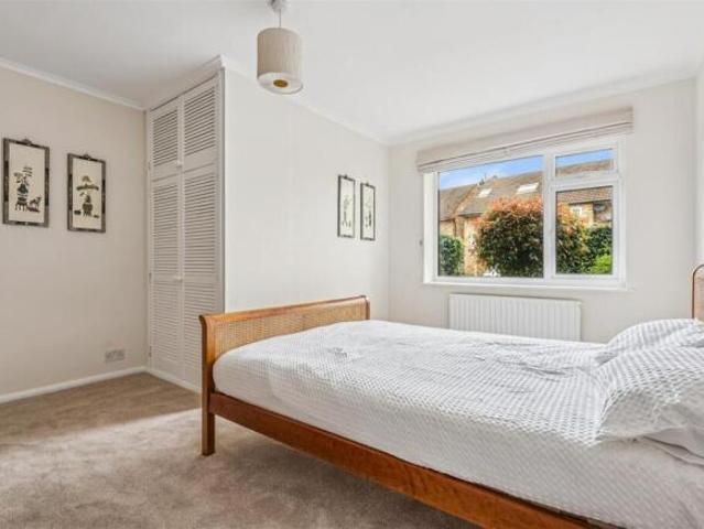 2 bedroom flat for sale in Coniston Close, London, W4
