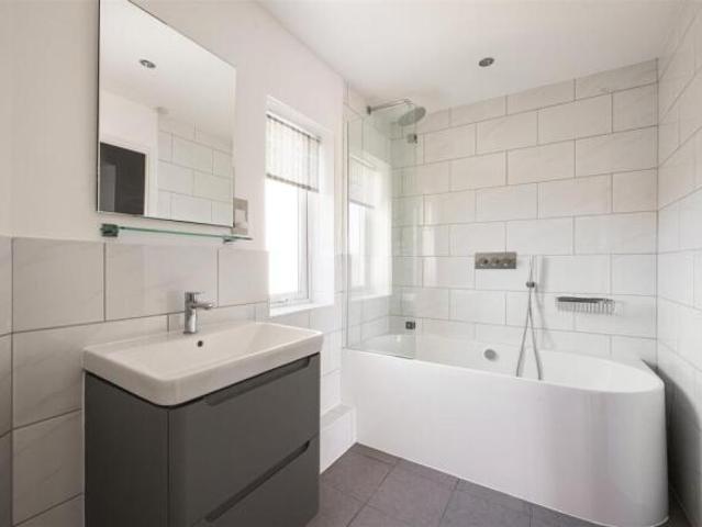 2 bedroom flat for sale in Connington Crescent, Chingford, E4