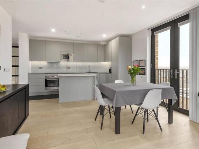 2 bedroom flat for sale in Cobalt Place, London, SW11